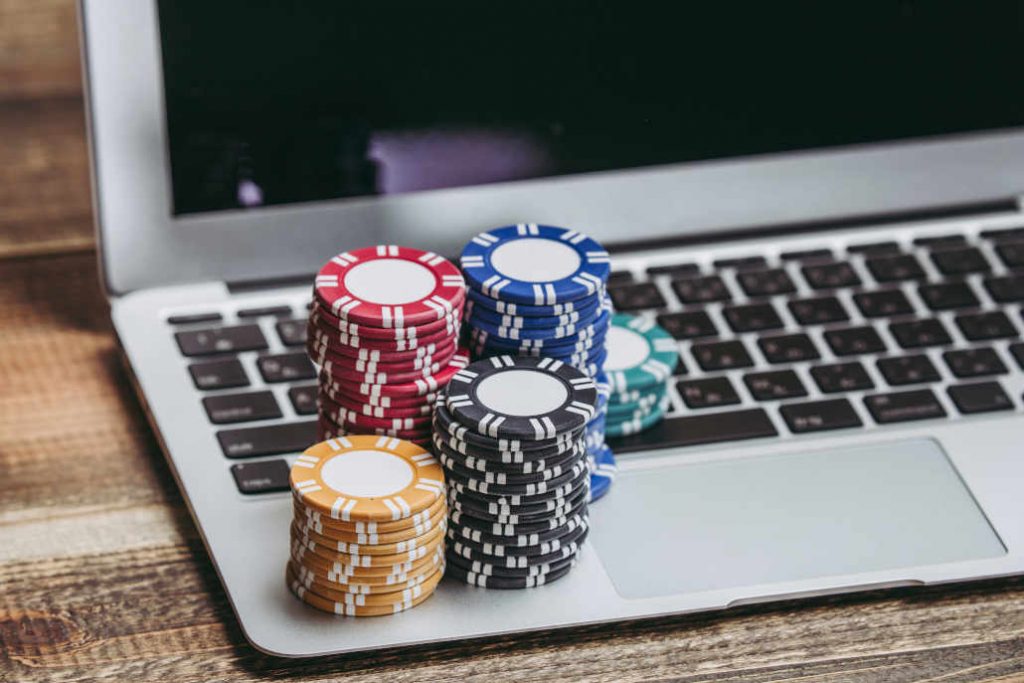 What Is Multitabling and Should You Do It in Online Poker?